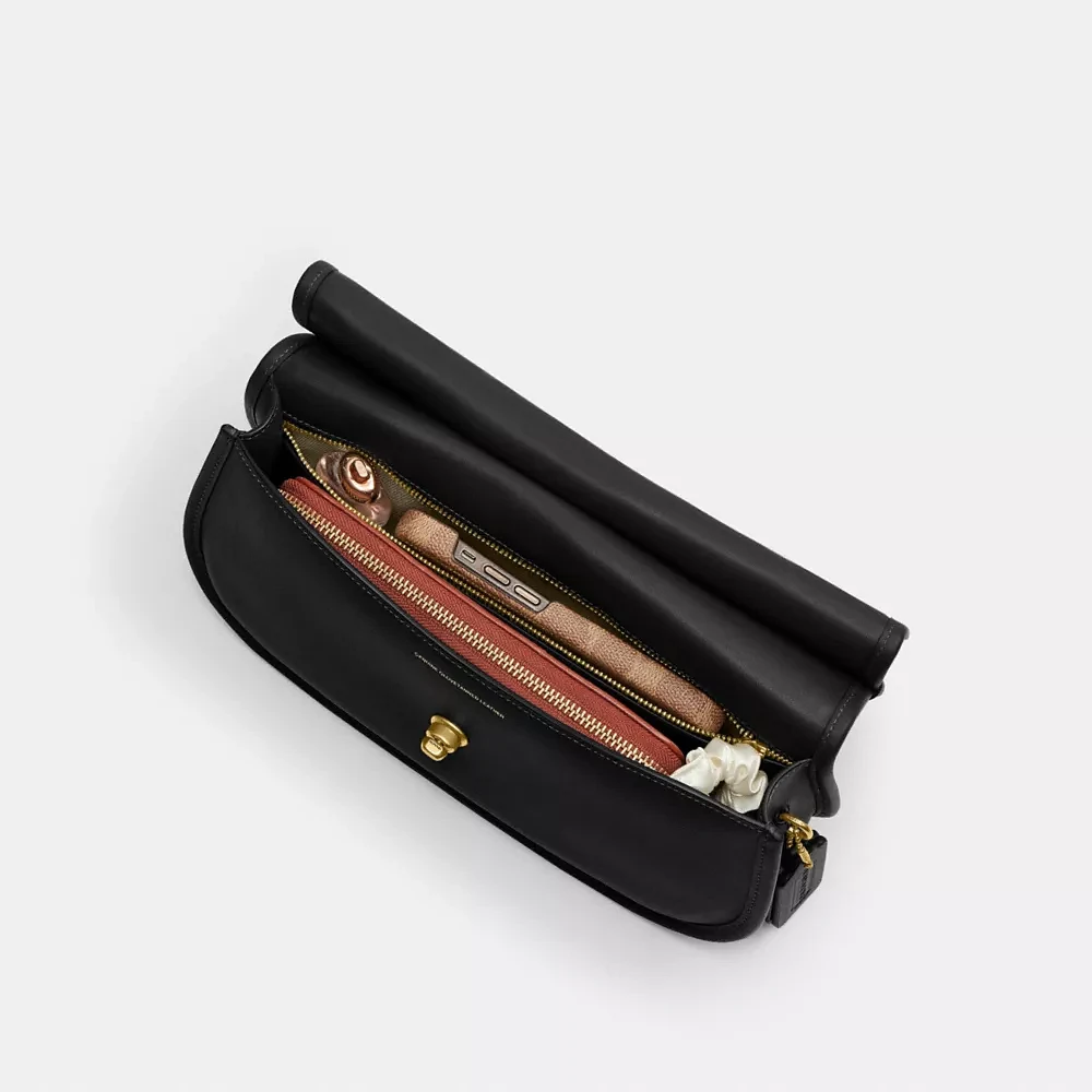 Coach Cashin Carry Crescent Bag | Mall of America®