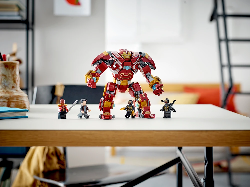 LEGO® The Hulkbuster: The Battle of Wakanda | Mall of America®