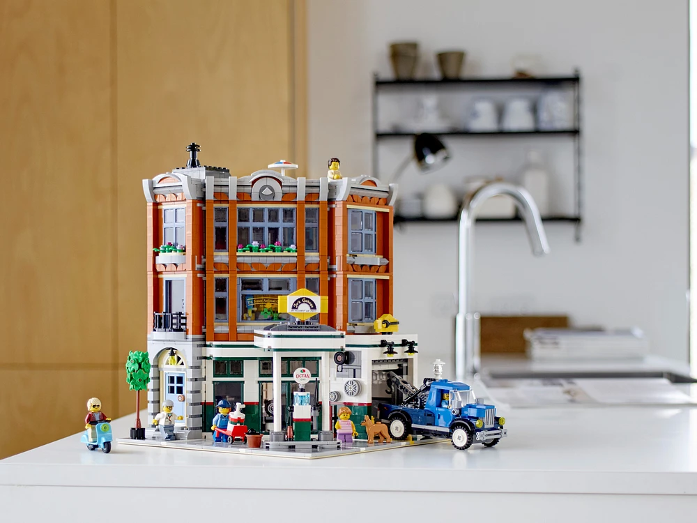 LEGO® Corner Garage | Mall of America®