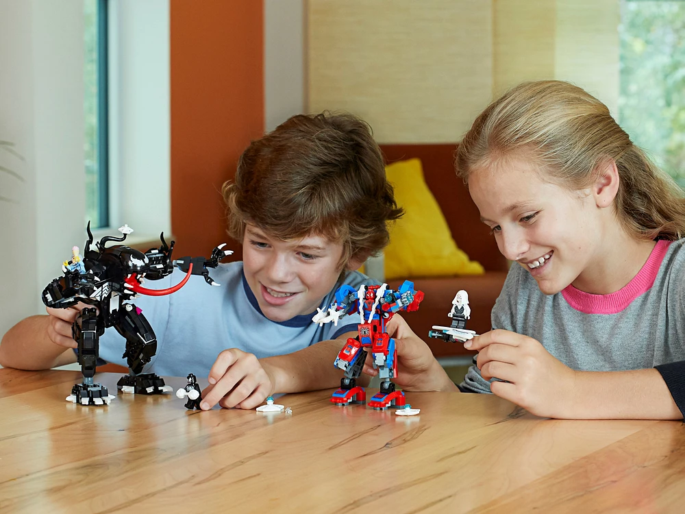 LEGO® Spider Mech vs. Venom | Mall of America®