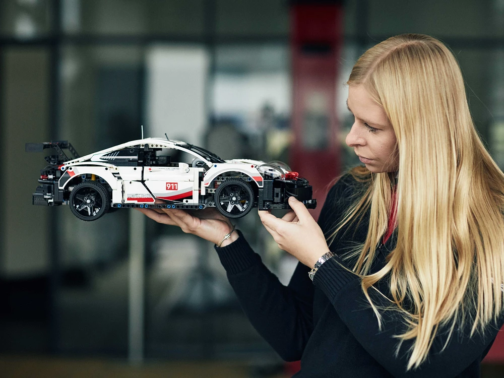 LEGO® Porsche 911 RSR | Mall of America®