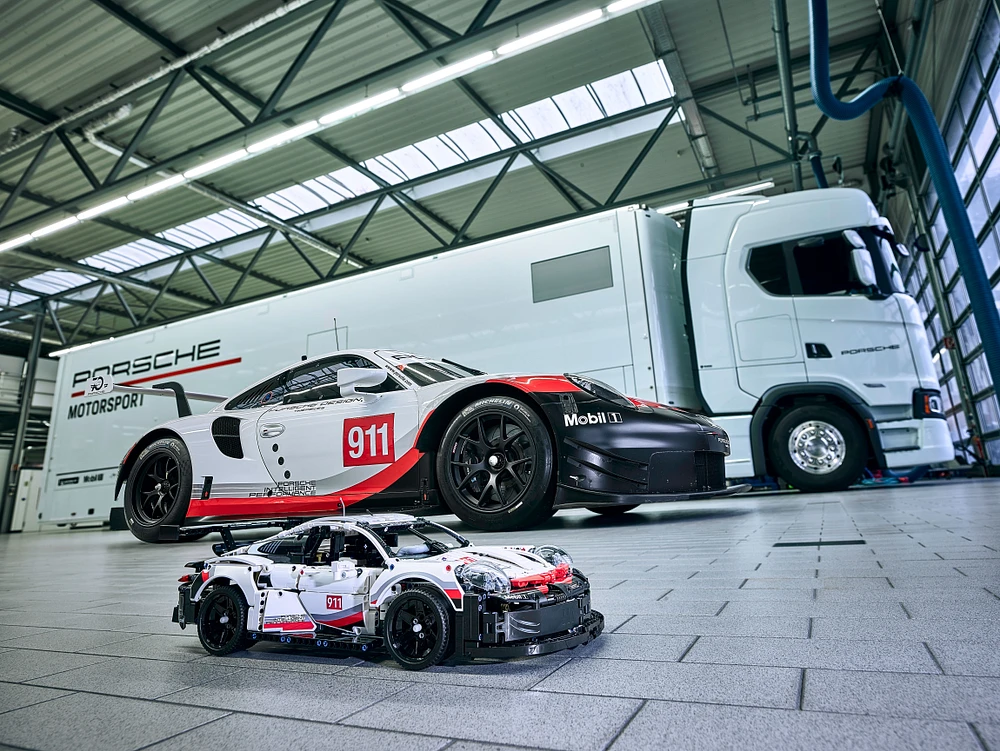 LEGO® Porsche 911 RSR | Mall of America®