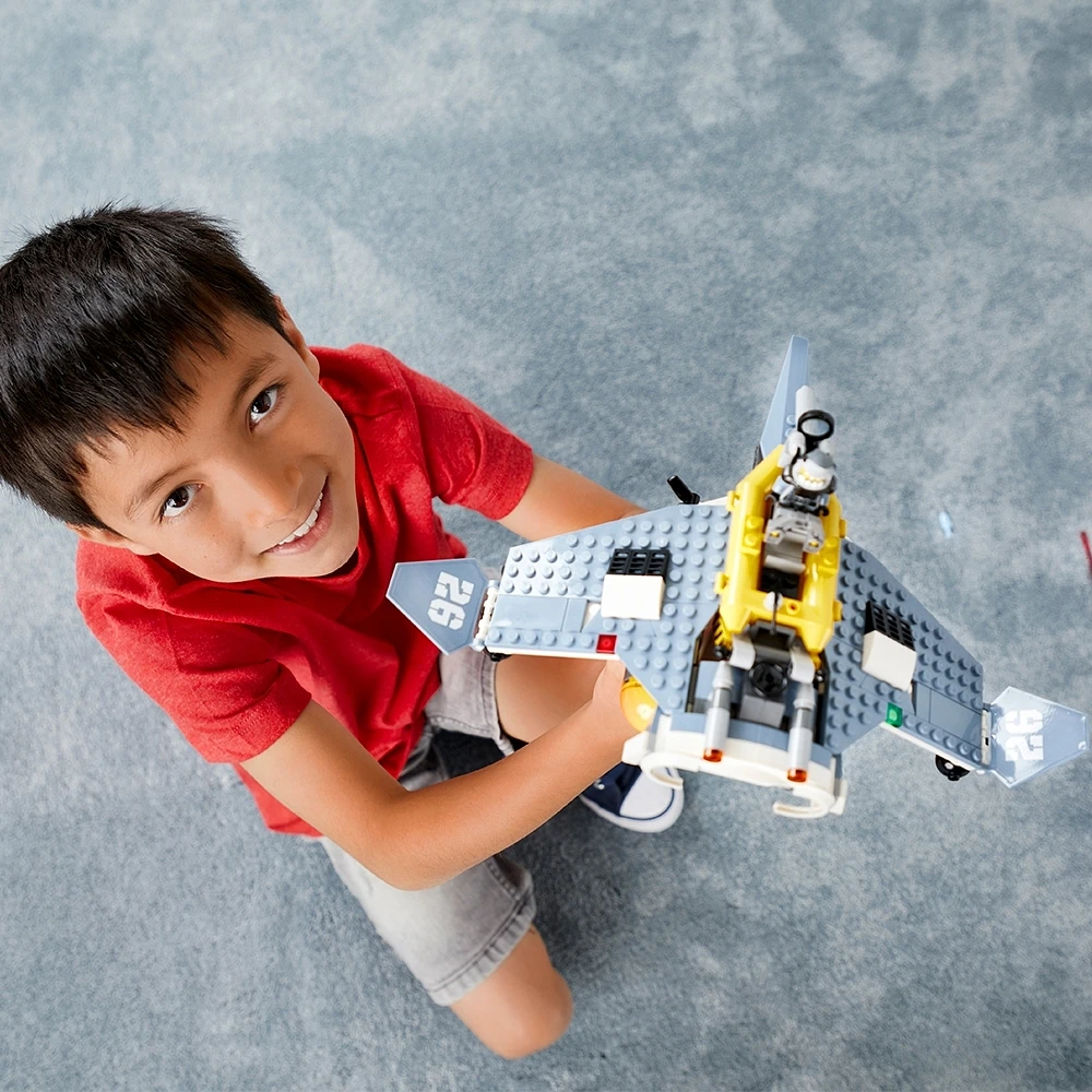 LEGO® Manta Ray Bomber | Mall of America®