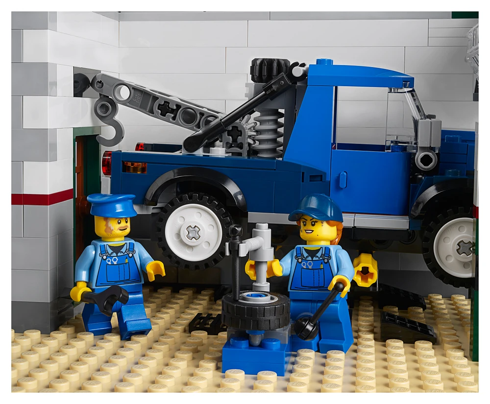 LEGO® Corner Garage | Mall of America®